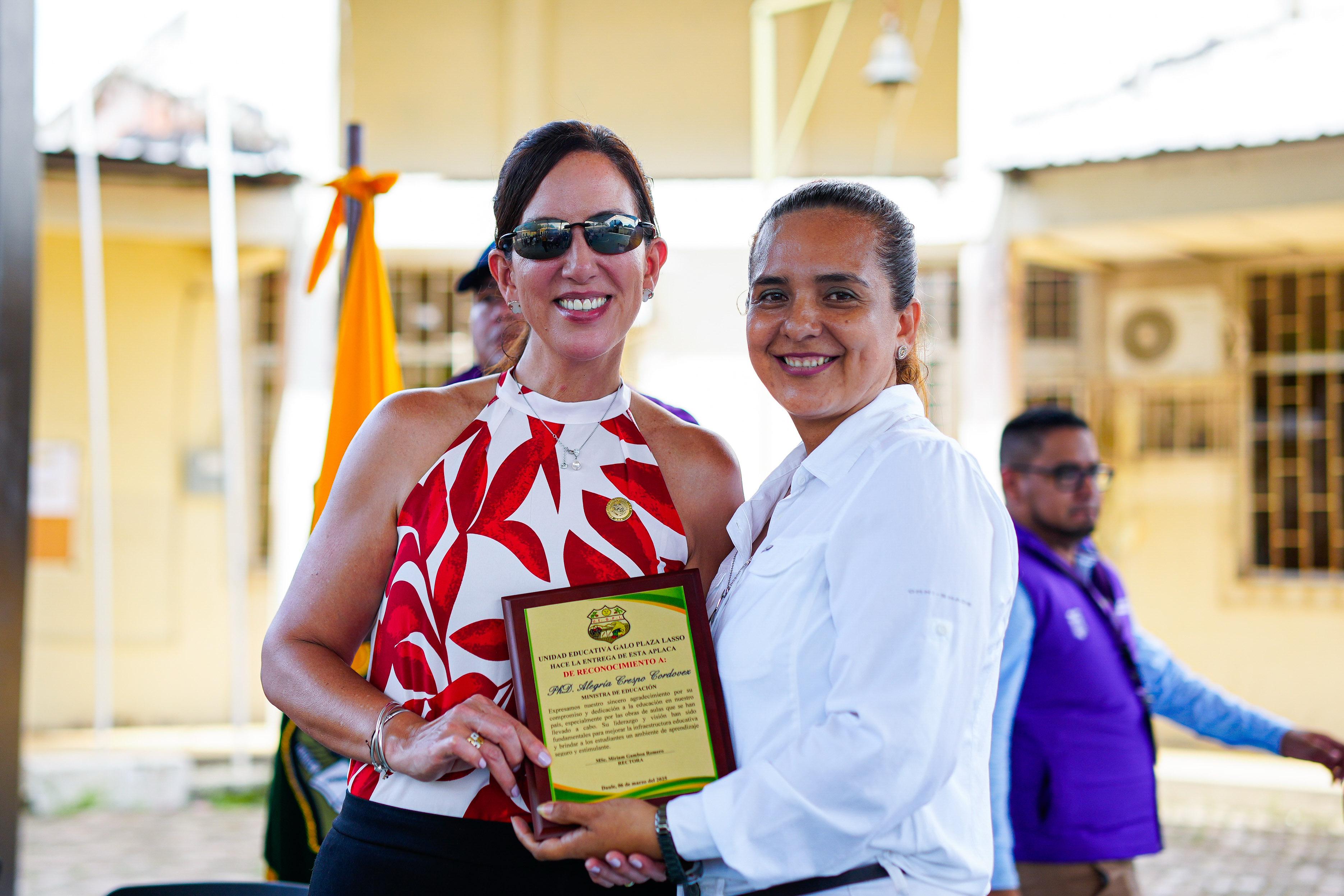 Ministra Crespo visita Zona 5 y se reúne con docentes y comunidad ...